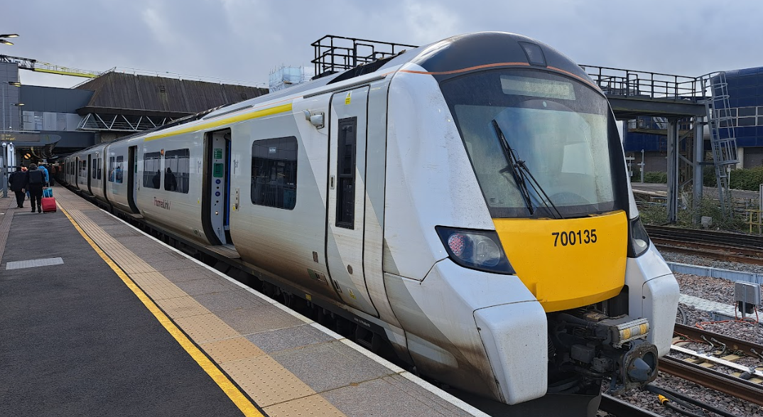 Getting to Luton Airport by train - Railsmartr